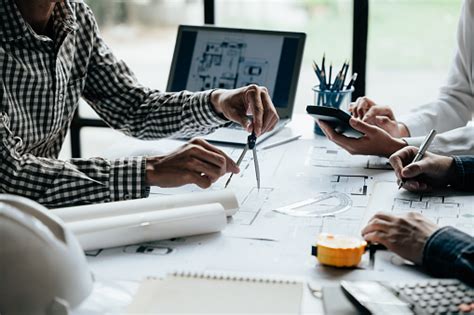 주택 및 건물의 설계 건축 및 엔지니어링에 관한 서류 작업 및 평면도 도면에 대한 비용 추정을 위해 브레인 스토밍 및 측정을 수행하는 손을 클로즈업하십시오 집에 대한 스톡