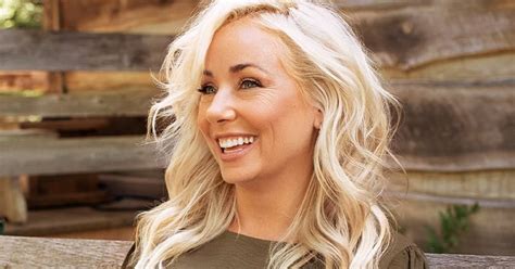 Mariloup Wolfe Est Irrésistible Dans Cette Robe à épaules Dénudées