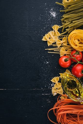 파스타 국수 스파게티 Tagliatelle 페투치니 세트 Farfalle 이탈리아 요리 신선한 야채와 향신료 에 검은 나무 배경