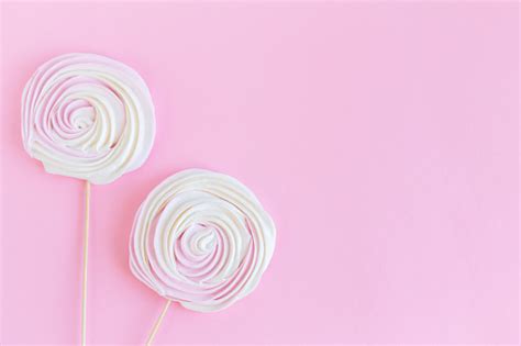핑크 파스텔 배경에 부드러운 머랭 휴일 인사말 카드 또는 배경에 대한 개념 개체 그룹에 대한 스톡 사진 및 기타 이미지 개체
