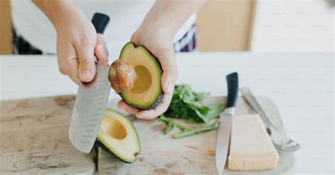 아보카도를 껍질을 벗기고 현대적인 흰색 주방에서 건강한 토스트를 만드는 청년 손에 완벽하게 익은 아보카도 건강한 식생활과 가정 요리 개념 사진 Unsplash의 음식 이미지