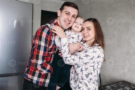 Mamá Papá Y Niña Divirtiéndose Juntos 11532510 Foto De Stock En Vecteezy