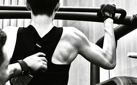 王鹤棣对镜自拍晒肌肉 线条超明显荷尔蒙指数拉满 搜狐大视野 搜狐新闻