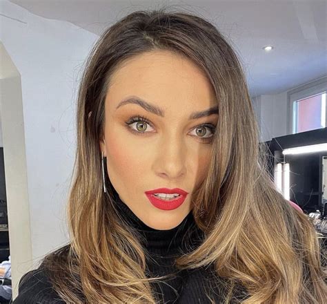 Delphine Wespiser Mini Jupe Crop Top Et Déhanché Cest Très Caliente