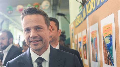 Кметът на Варшава обяви победа в балотажа за полски президент Новини бг