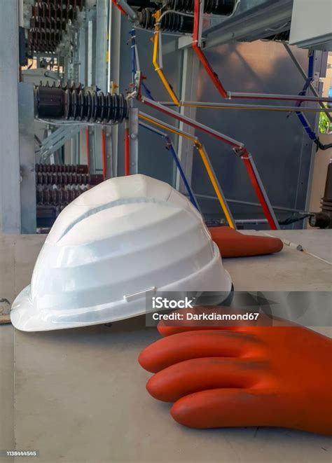 하드 모자 안전 안경 및 장갑 도구 상자에 안전 장치 키트 클로즈업 고전압 전원 변전소 발전소에서 야외 작업을 위한 안전 장비 직장에서 전기 기술자를 위한 안전 Health