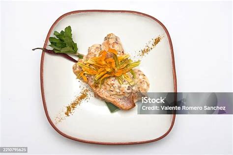 구운 생선 필레 에파조테와 말린 고추로 장식한 용설란 줄기에 스쿼시 블라썸 크림을 곁들인 농어 필레 멕시코 음식 0명에 대한 스톡 사진 및 기타 이미지 Istock