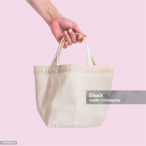 토트 백 캔버스 화이트 코튼 패브릭 천 에 코 숄더 쇼핑 자루 모형 빈 템플릿 분리 된 핑크 배경 여성 핸드 핸들 핸들 스트랩