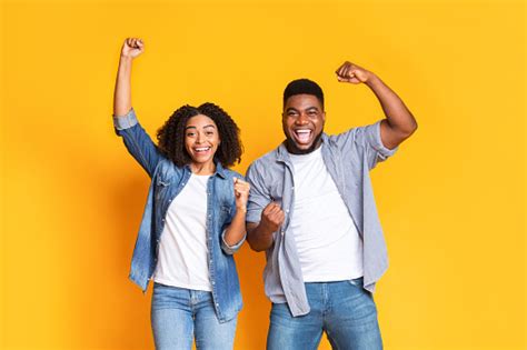 행운의 승리 행복한 아프리카 계 미국인 커플 축하 성공 와 제기 주먹 2명에 대한 스톡 사진 및 기타 이미지 2명 검은색 긍정적인 감정 표현 Istock