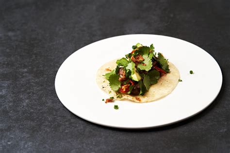 소고기 토마토 아보카도 칠리 양파를 곁들인 멕시코 타코 길거리 타코에 대한 스톡 사진 및 기타 이미지 길거리 타코 거리 고기 Istock