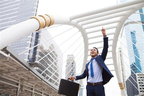 사업가 웃 고 그의 사업 성공 성과 번호 1 사무실 건물 배경공기에서 주먹 및 개념 이기 건축물에 대한 스톡 사진 및 기타 이미지 Istock