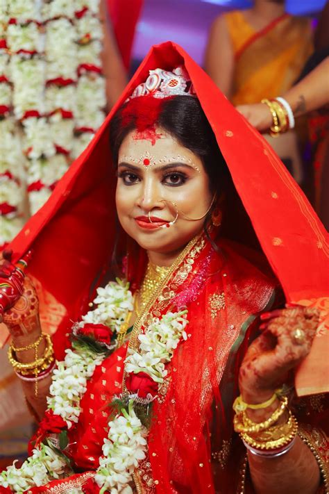 Belle Mariée En Tenue De Mariage Traditionnelle Indienne · Photo Gratuite