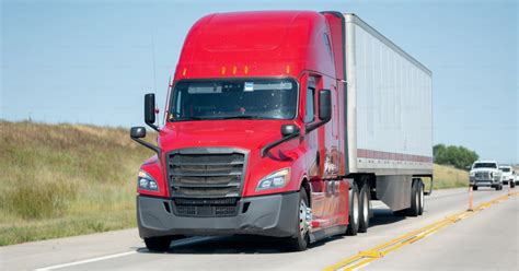 고속도로를 달리는 빨간 세미 트럭 사진 Unsplash의 카고 트럭 이미지