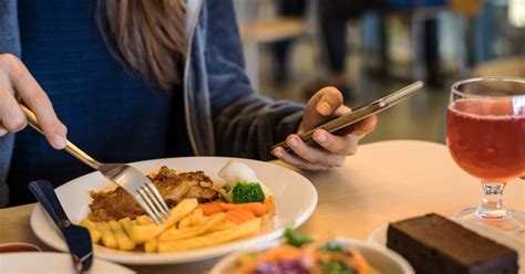 식사 중 이것 만지는 습관 위험하다”각종 세균도 함께 입 안으로 들어와 위키트리