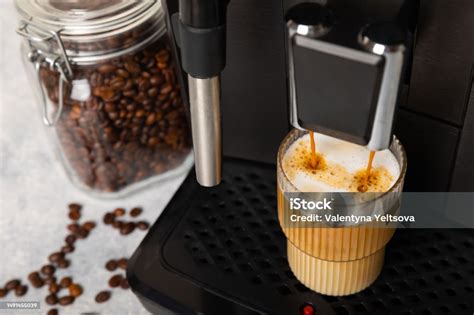 주방 내부에 컵이 있는 현대적인 에스프레소 커피 머신 신선한 커피를 만드는 기계 커피 하우스 개념입니다 텍스트를 위한 위치입니다