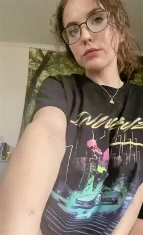 Sexy Nerd Wants To Show Her Boobs Scrolller