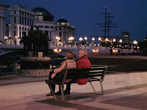 가로등 가로등 기둥 강둑 거리 건물 건축 배경 공공 공원 공공 장소 구시가지 기념물 낭만적 인 분위기 노년층 라이프스타일 노부부 노인 노화 다리