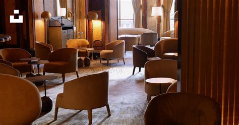 갈색 나무 프레임 갈색 패딩 안락 의자 사진 Unsplash의 무료 모나코 이미지