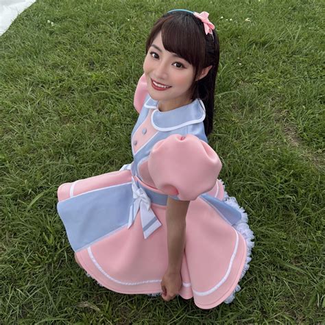 🎀 Vlog｜祕密的偶像公主 ｜變身後的雲朵🎀 從日常的自己 到換上服裝的那一刻 心也跟著發光 🤍 這次的造型裝飾真的很特別 好多小細節 都悄悄藏在裡面 想看更多的我們 27 高雄夢時代見呦