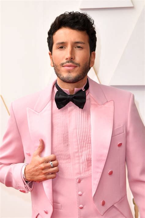 Sebasti N Yatra And The Daring Pink Suit He Wore On The Red Carpet At The Oscars Infobae