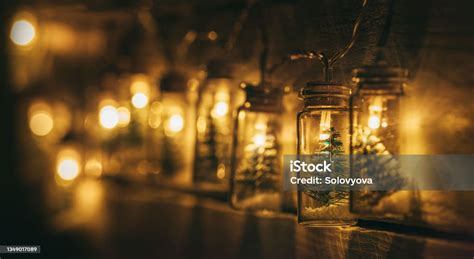 나무 보드 벽에 덮여 따뜻한 톤 조명 안에 작은 크리스마스 트리와 크리스마스 장식 전기 화환 크리스마스 분위기 와이드 오픈 조리개 개념 이미지 0명에 대한 스톡 사진 및