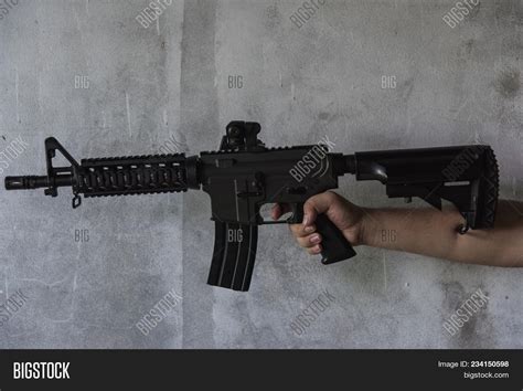 Imagen Y Foto Hand Holding M16 Prueba Gratis Bigstock