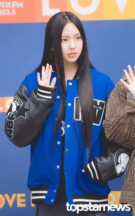 Hd포토 뉴진스newjeans 혜인 ‘예쁜 이마·반짝이는 눈동자·도톰한 입술 두시탈출 컬투쇼 출근길 최규석 기자 톱스타뉴스