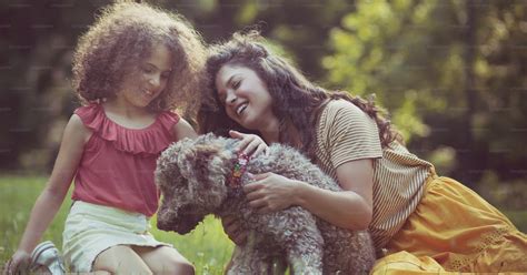 그에게 사랑과 관심을주십시오 개와 함께 자연에서 어머니와 딸 사진 Unsplash의 사람 이미지