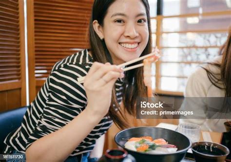 길가에 앉아있는 아시아 관광객 여성 신선한 바다 굴과 사시미 일본 사시미 일본 길거리 음식 여자에 대한 스톡 사진 및 기타 이미지 여자 여자만 저녁 식사 Istock