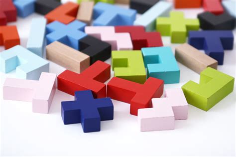 나무 색깔의 3d 기하학적 모양은 흰색 배경에 혼돈 배열 프리 젠 테이 션 브로셔 웹 배너 카탈로그 포스터 책 잡지에 대 한 커버 배경 템플릿 0명에 대한 스톡 사진 및