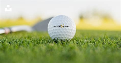 잔디 위의 골프공 사진 Unsplash의 무료 탑 골프 공 이미지