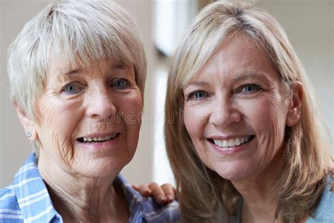 Portret Van Hogere Moeder Met Volwassen Dochter Stock Afbeelding