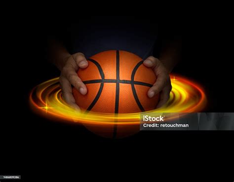 추상적인 조명이 있는 검은색 배경에 남성의 손에 농구공이 있다 농구 게임 개념 3차원 형태에 대한 스톡 사진 및 기타 이미지 3차원 형태 Championship 검은