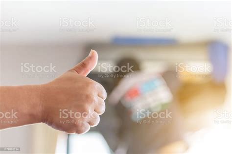 에어컨 수리 맨 손 의 닫기 성공의 표시로 엄지 손가락을 주는 수리공 고정 에어컨 시스템 수리에 대한 스톡 사진 및 기타 이미지 수리 서비스 전기로 Istock