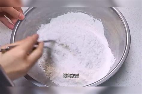 陕西油泼面的家常做法，爽滑筋道，香辣解馋，太香了