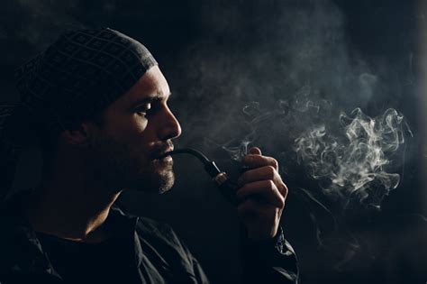 남자는 어두운 배경에 파이프를 흡연 프로필 세로입니다 검은색에 대한 스톡 사진 및 기타 이미지 검은색 검정색 배경 꿈꾸기