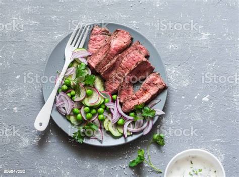 구운된 쇠고기 스테이크와 녹색 완두콩 무 우 회색 배경 평면도에 오이 샐러드 건강 식품 개념 건강한 식생활에 대한 스톡 사진 및 기타 이미지 Istock