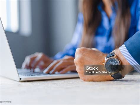 사무실에서 노트북으로 작업 하는 성공적인 비즈니스 파트너입니다 비즈니스 개념입니다 고객에 대한 스톡 사진 및 기타 이미지 고객 교육 기업 재무와 산업 Istock