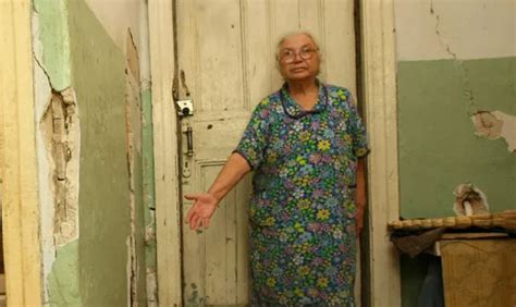 Коли я готувалася лягти спати я почула стукіт у двері Це була моя сусідка бабуся яка мешкала