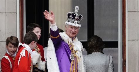 18 Amazing Images From King And Queens First Palace Balcony Appearance