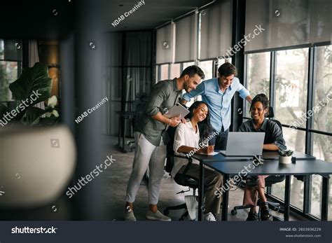 在办公室的会议室共同工作的业务项目团队库存照片2603936229 Shutterstock