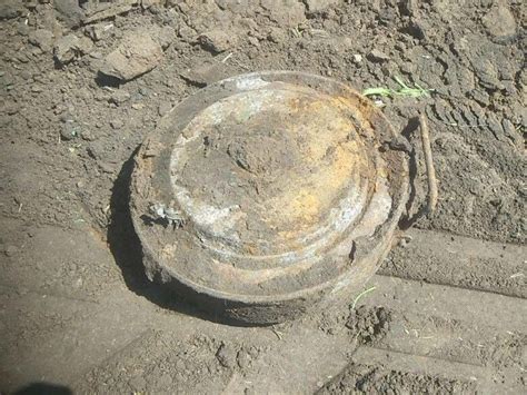 ម្ចាស់ត្រាក់ទ័រភ្ជួរចំការជិតរួចទៅហើយ ក្រឡេកក្រោយ ស្រាប់តែឃើញគ្រាប់មីនអណ្ដែតលើដី នគរដ្រេហ្គន