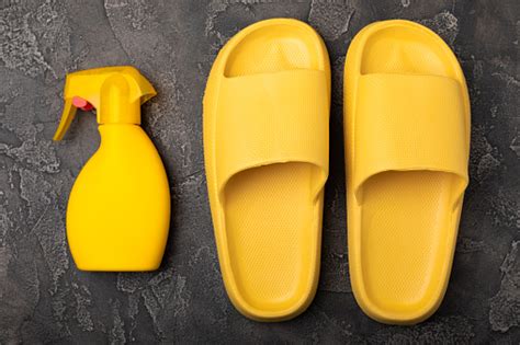 검은 질감 배경에 해변 액세서리가 있는 플랫 레이 구성 비치 슬리퍼 선글라스 및 자외선 차단제 Spf 자외선 차단제 복사를 위한 공간입니다 텍스트를 위한 위치입니다 휴가