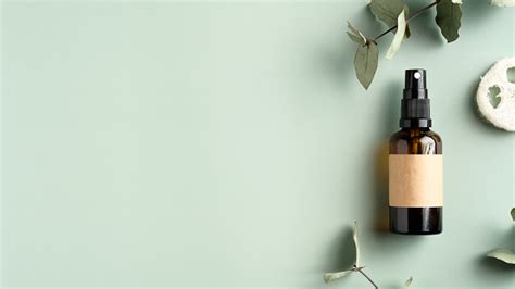 호박색 유리 화장품 병 수세미 유칼립투스 잎을 녹색 배경에 바디 스프레이 Spa 천연 유기농 미용 제품 포장 디자인 브랜딩 뷰티