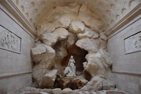 Les Nourrices érotisées En Marges