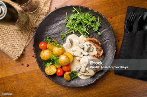 베이컨과 크림 소스를 곁들인 돼지 고기 메달리온과 새우와 구운 감자 0명에 대한 스톡 사진 및 기타 이미지 0명 감자 요리 건강한 생활방식 Istock