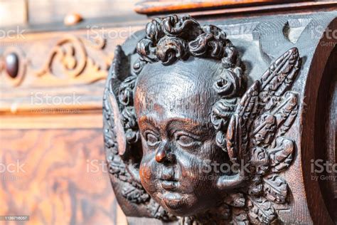 우크라이나 리 비프에 있는 베르나 딘 교회의 Sacristy에서 나무 조각의 근접 촬영 0명에 대한 스톡 사진 및 기타 이미지 0명 Unesco 조직된 단체 건축