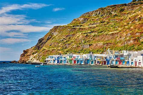 그리스 전통 가옥이 있는 다채로운 클리마 마을 밀로스 그리스 화창한 여름날에 페인트 칠한 출입구와 보트 차고가 있는 하얗게 칠해진 집들 0명에 대한 스톡 사진 및 기타