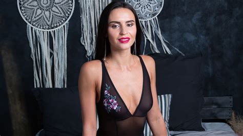 Η σέξι γυναικάρα Leyla ποζάρει προκλητικά ολόγυμνη στο κρεβάτι και μας τα δείχνει όοολα