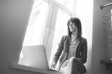 사무실에서 노트북으로 작업 하는 안경에 캐주얼을 입고 아름 다운 젊은 여자 노트북에 대한 스톡 사진 및 기타 이미지 노트북 노트북 사용하기 디자인 전문가 Istock